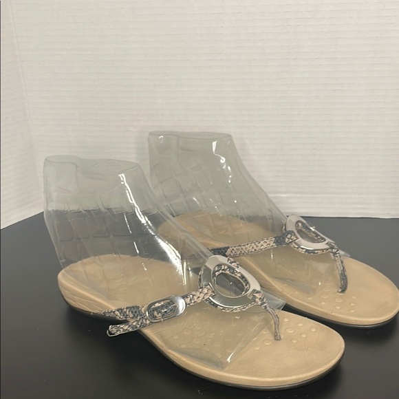 Vionic | Shoes | Vionic Sandals Womens 8 Flip Flop Snake Print ...